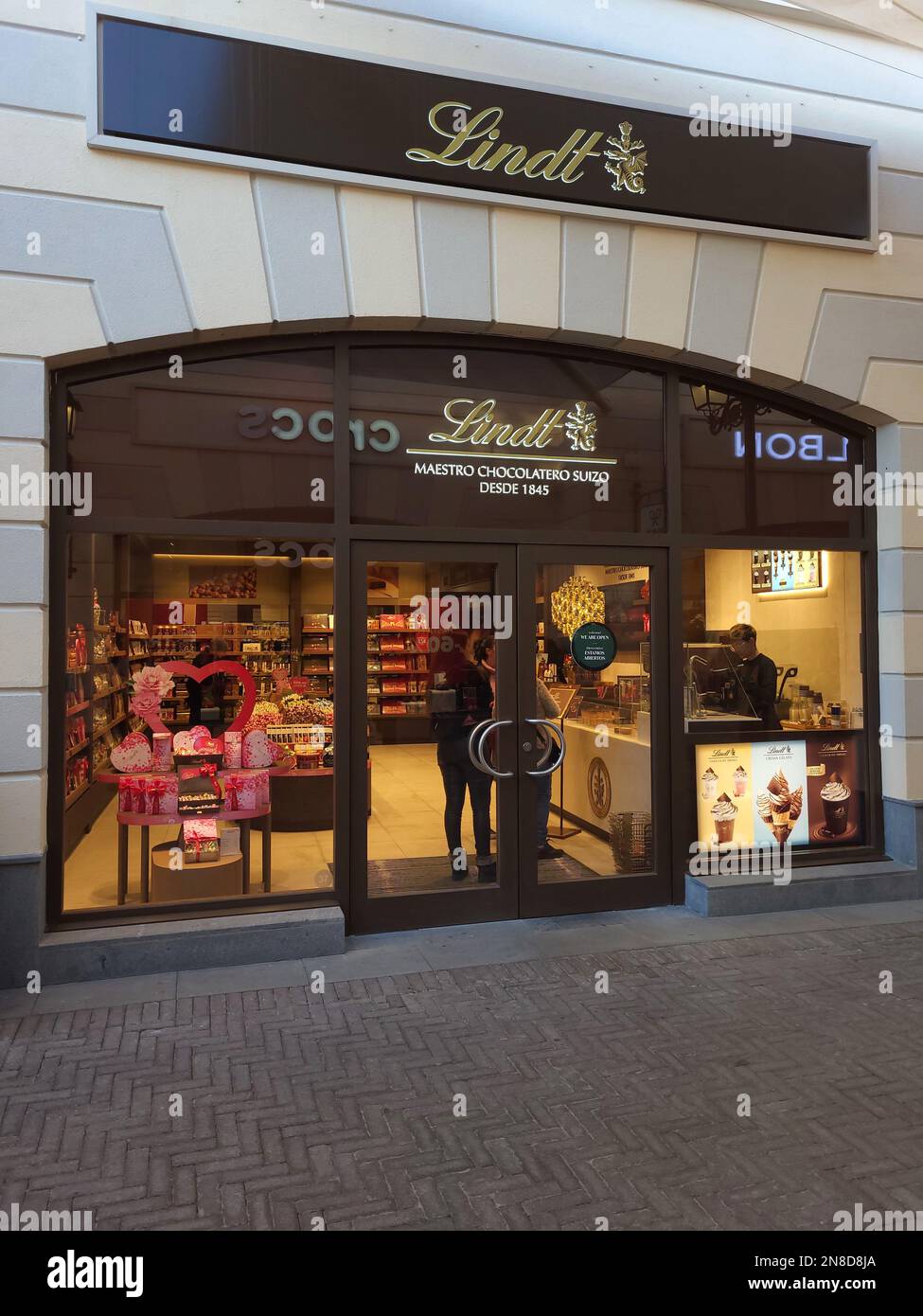 Lindt chocolate store hi-res stock photography and images - Alamy