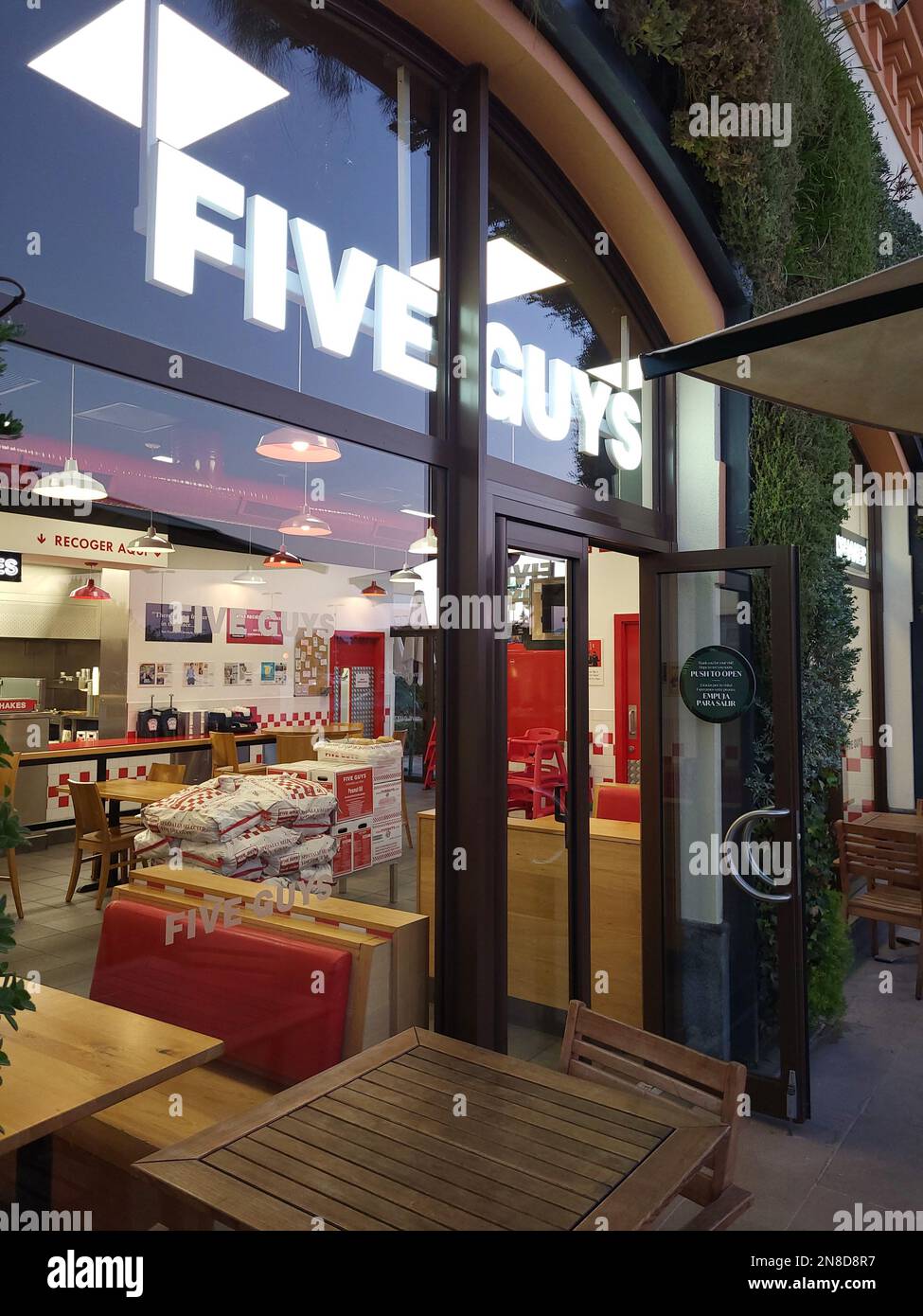 American fast food burger five guys hi-res stock photography and images ...