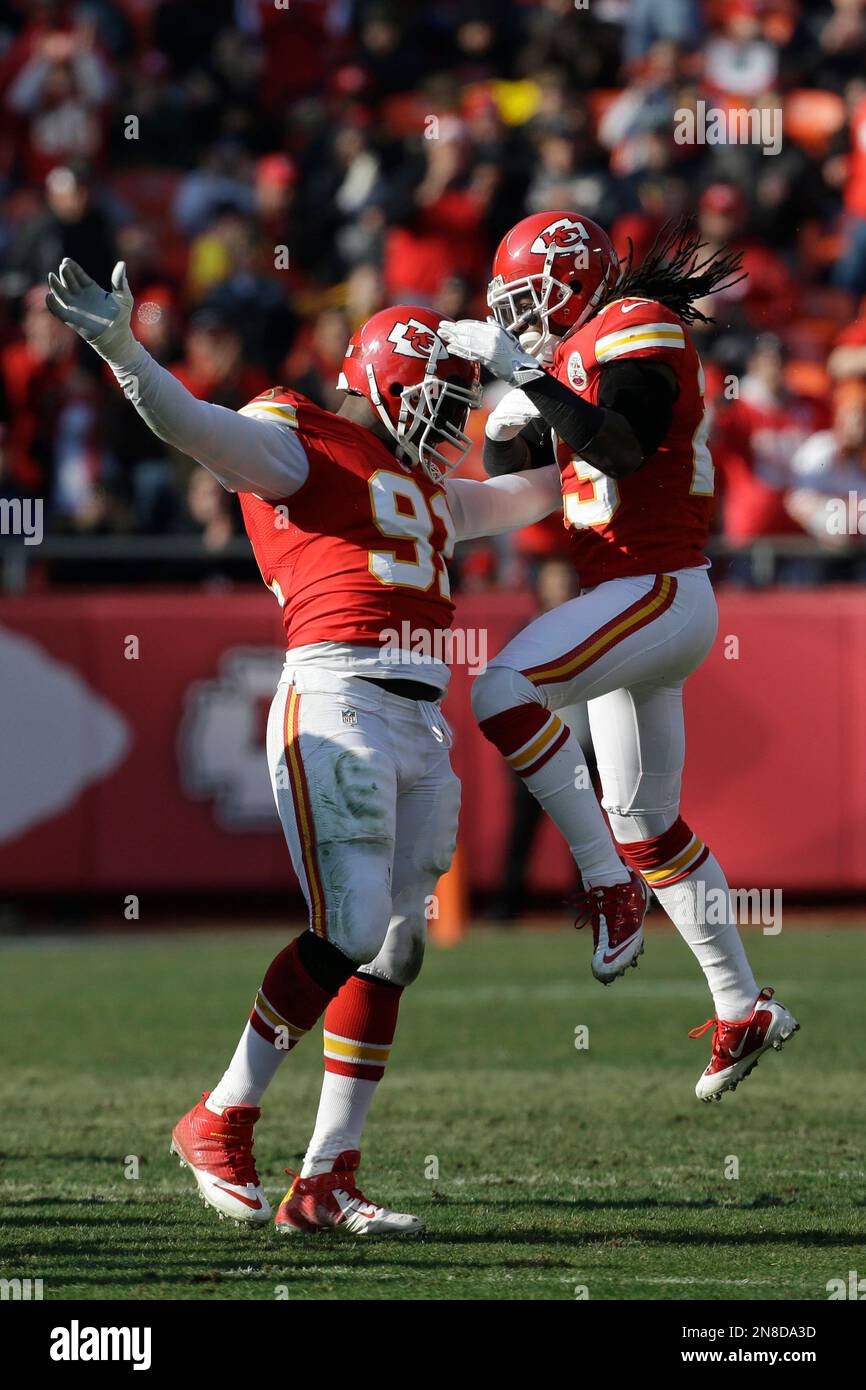 Kansas City Chiefs outside linebacker Tamba Hali, left, celebrates with ...