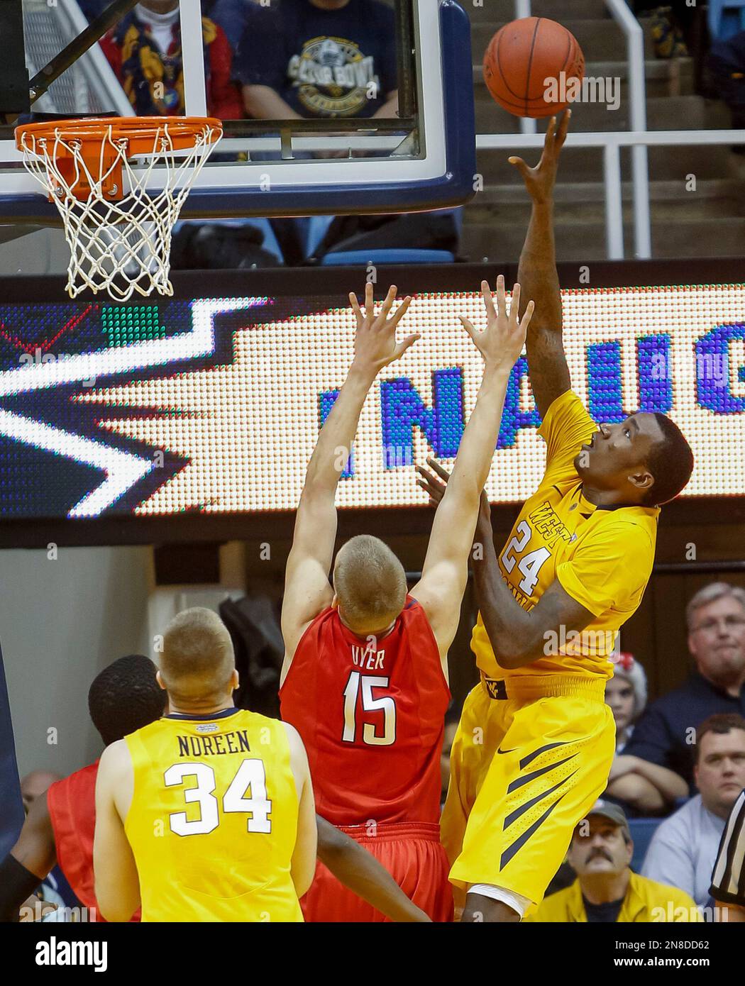West Virginia's Aaric Murray (24) shoots over Radford's Lucas Dyer (15 ...