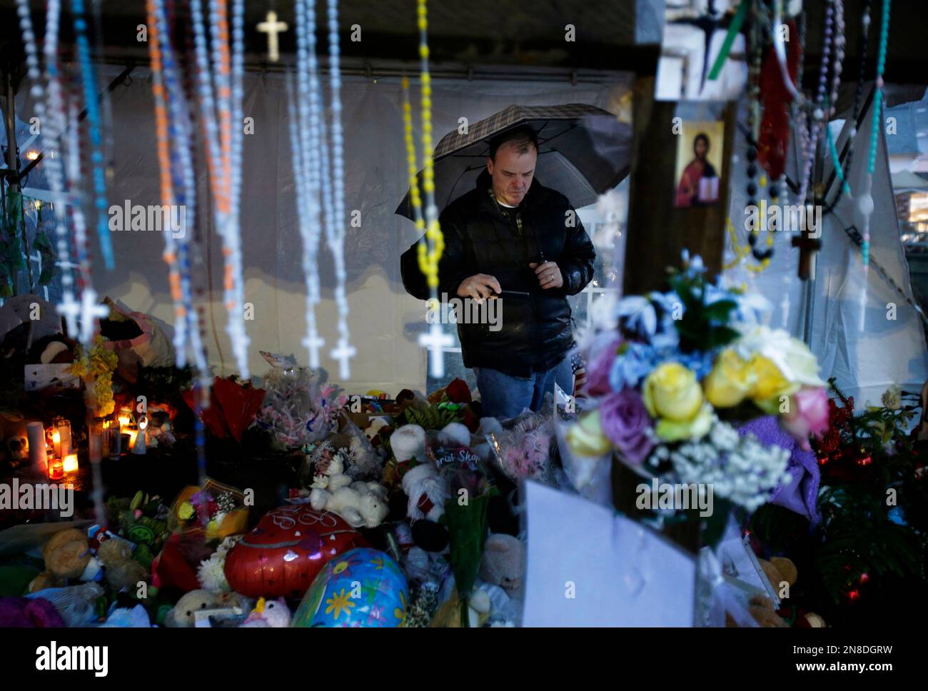Ben Toby of Sandy Hook visits a memorial to the Newtown shooting ...
