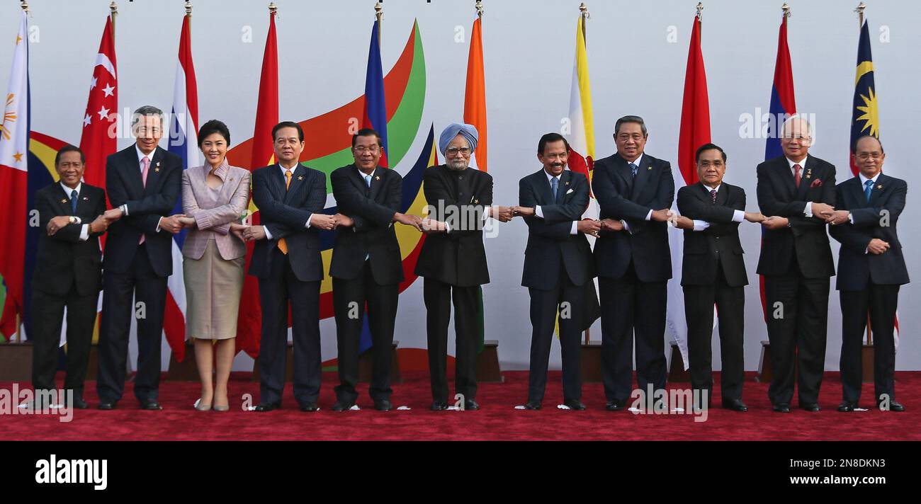From left to right, Philippine Vice President Jejomar Binay, Singapore ...