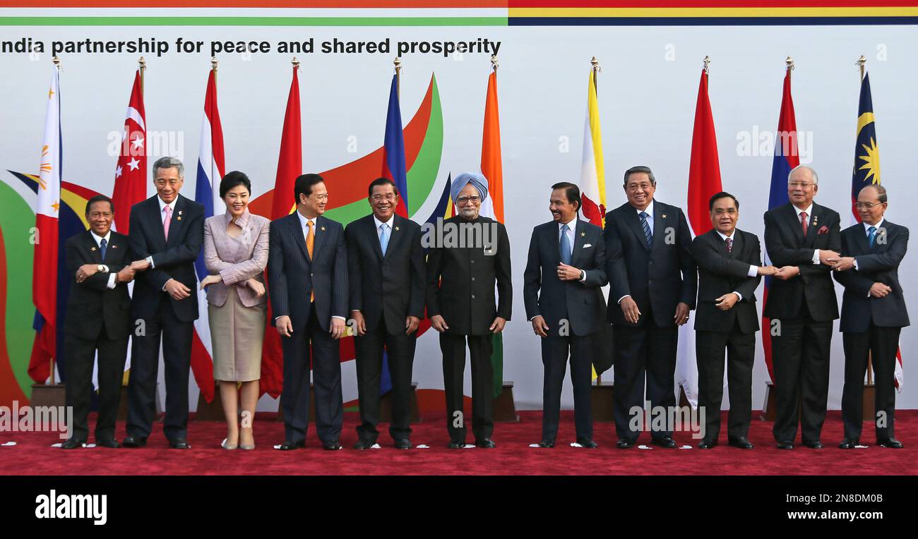 From left to right, Philippine Vice President Jejomar Binay, Singapore ...