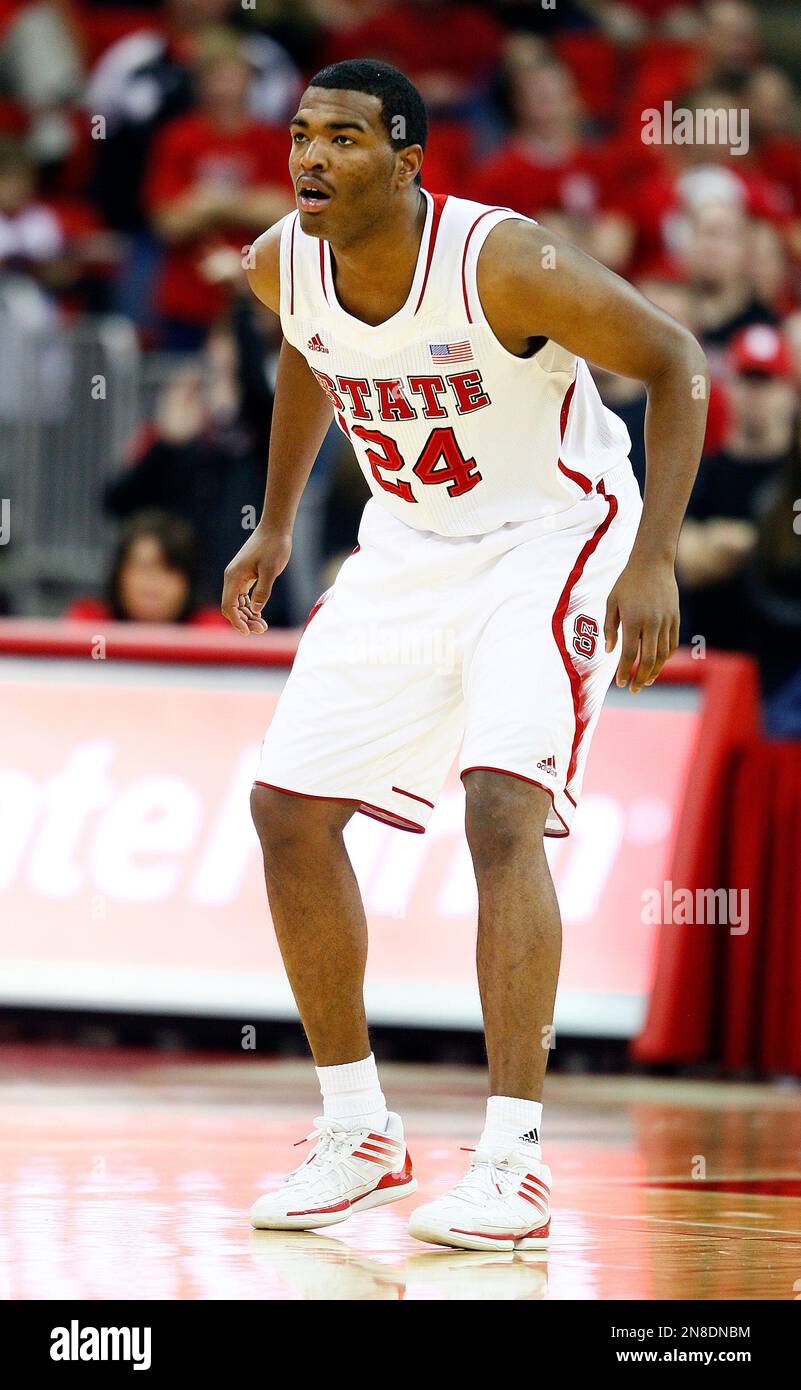 North Carolina State's T.J. Warren (24) guards the point during the ...