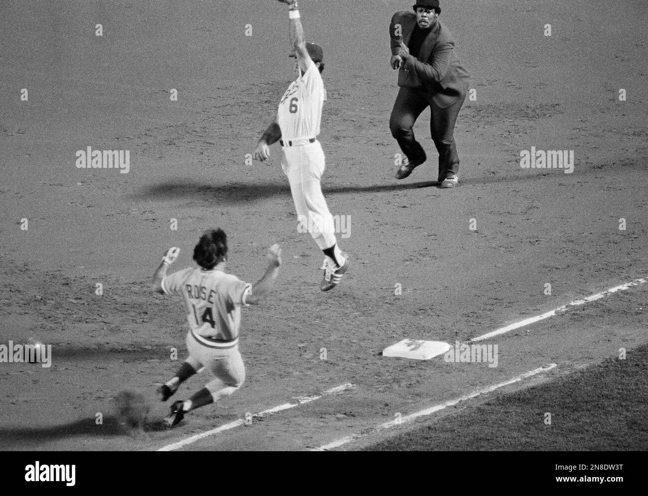 Cincinnati's Pete Rose starts his slide into first as Dodger first ...