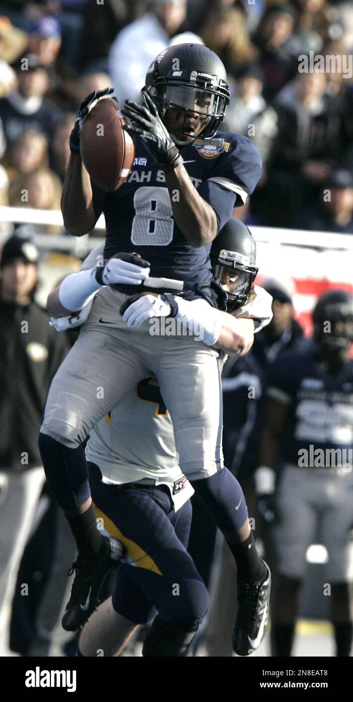 Utah State's Travis Reynolds (8) makes a reception against Toledo's ...