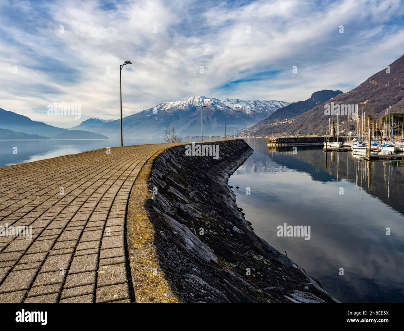 Walkway on the lakeside of Lake Como Stock Photo - Alamy