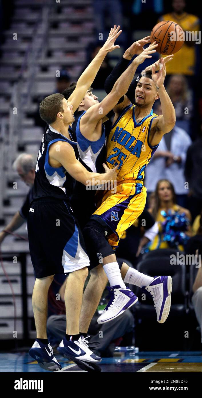New Orleans Hornets guard Austin Rivers (25) tries to pass around ...