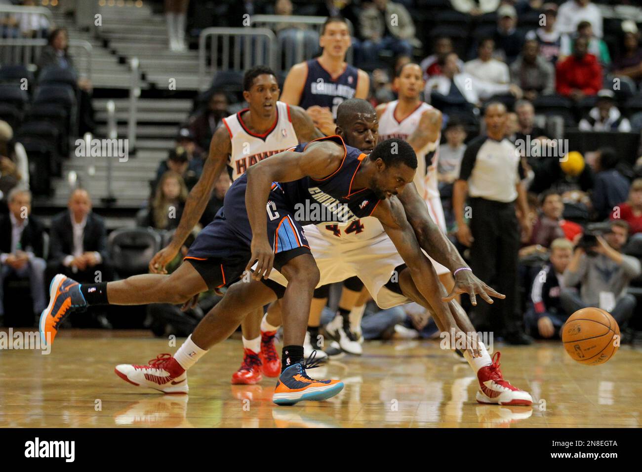 Charlotte Bobcats shooting guard Ben Gordon (8) fights for the ball ...