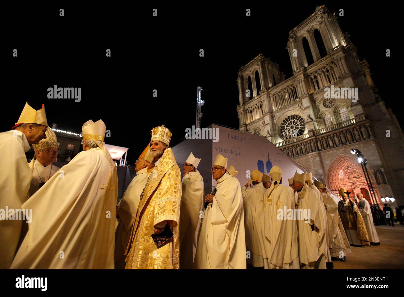 Religious dignitaries stand on front of Paris' Notre Dame Cathedral ...