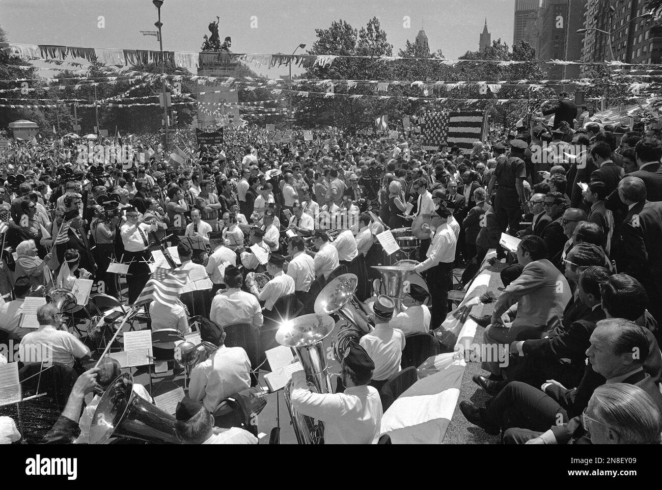 Thousands of Italians gather at noontime to celebrate Italian-American ...