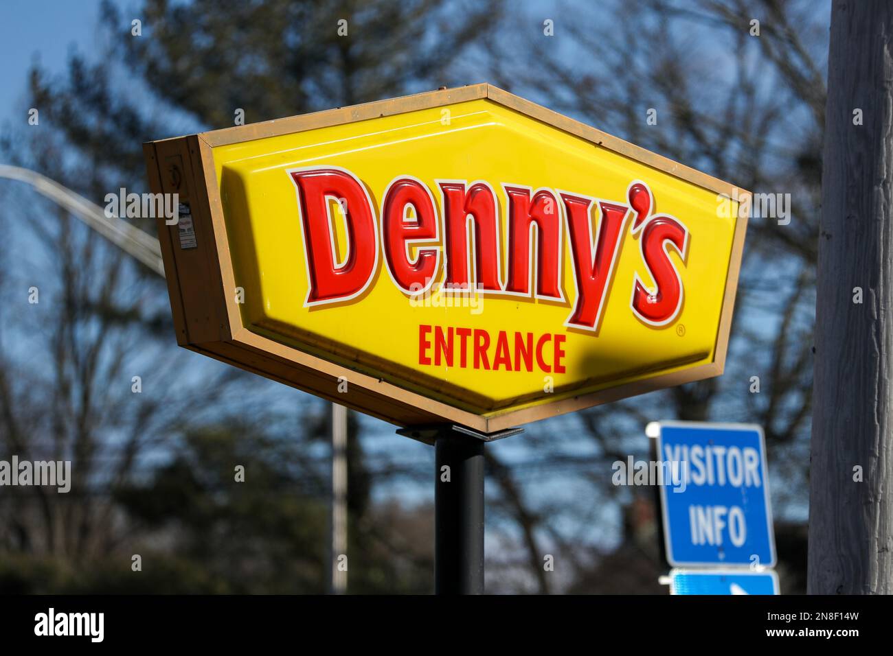 Dennys sign hi-res stock photography and images - Alamy