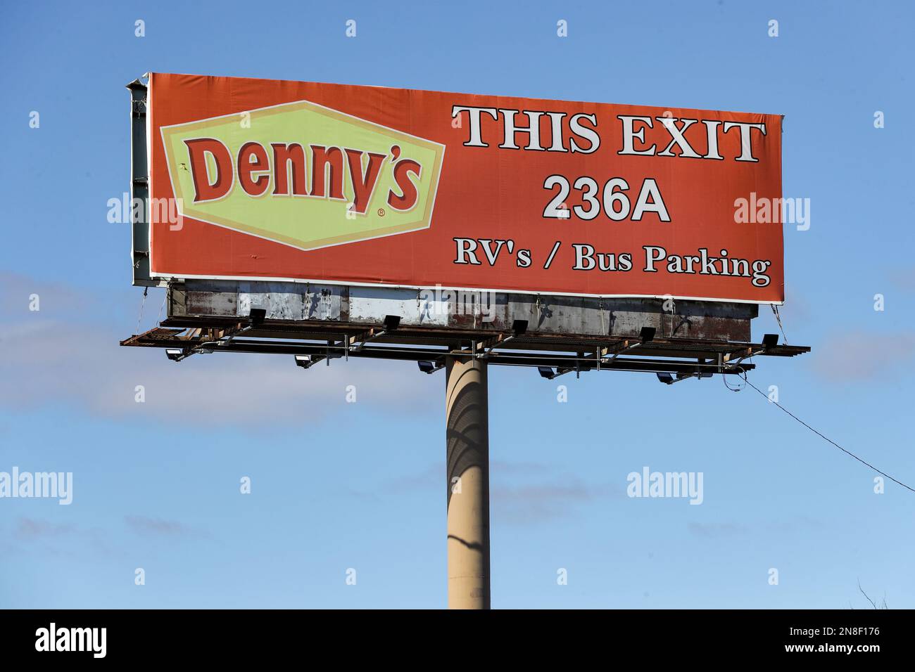 Dennys restaurant logo hi-res stock photography and images - Alamy