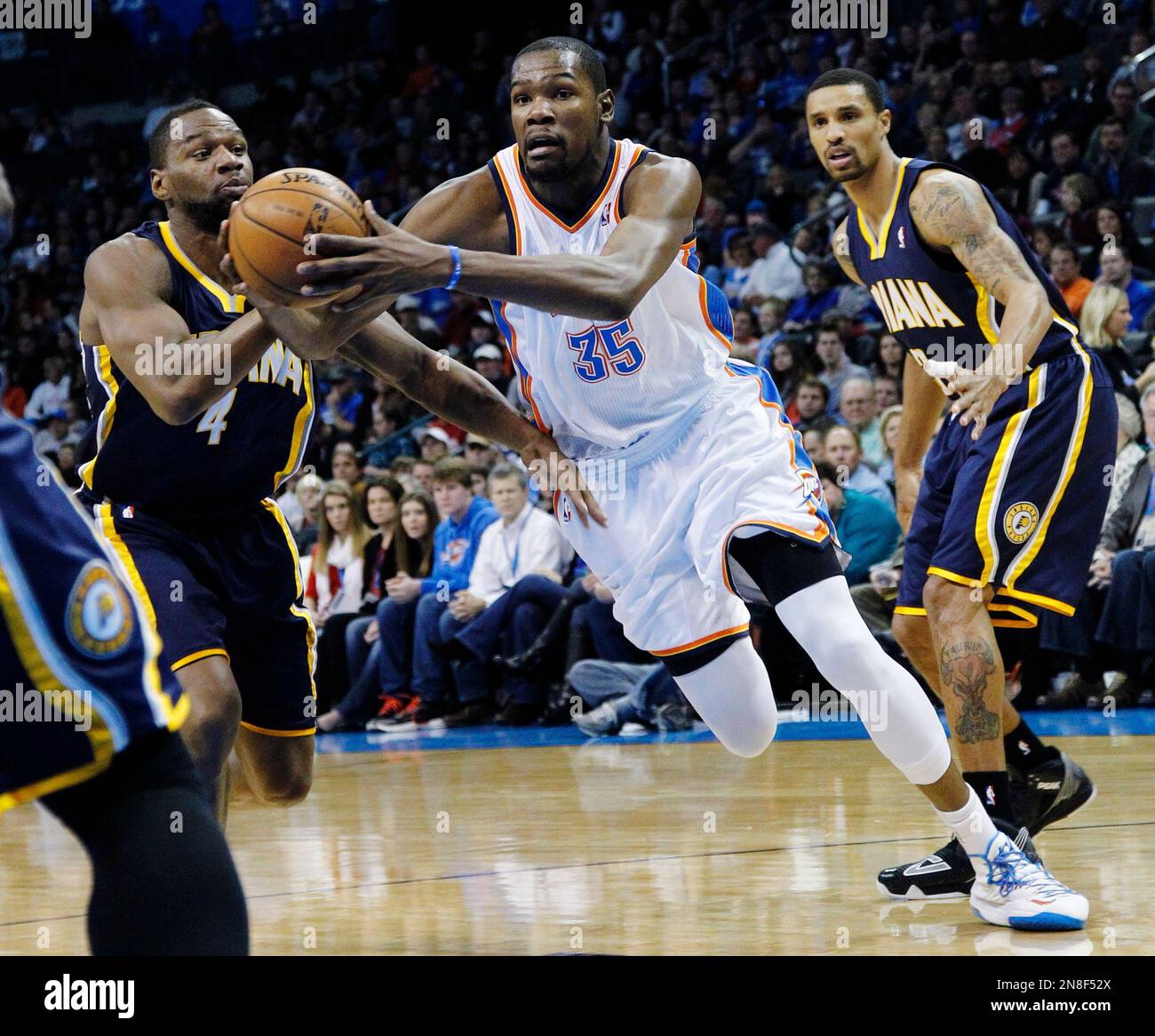 Oklahoma City Thunder forward Kevin Durant (35) drives between Indiana ...