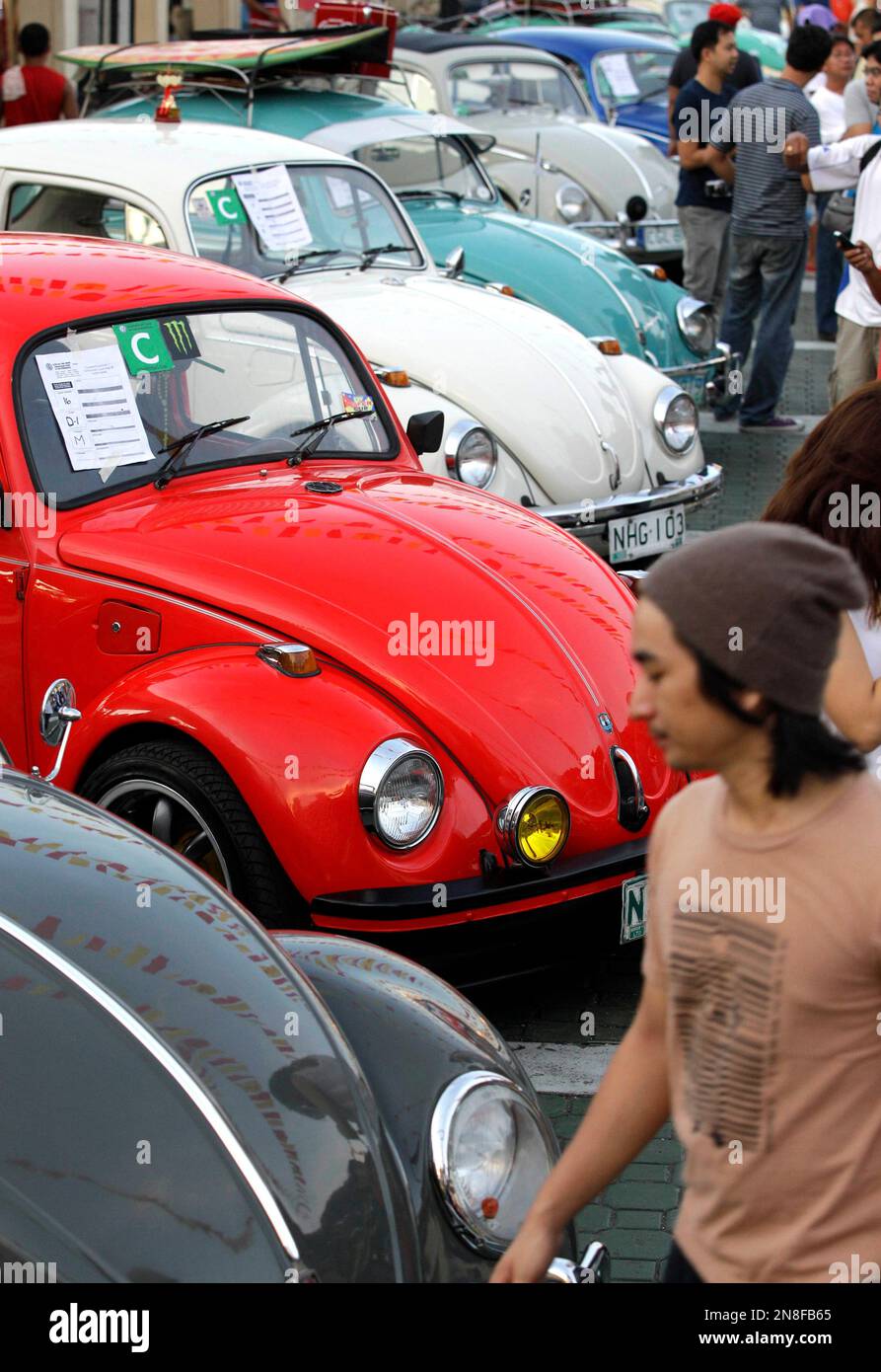 Filipinos look at the cars during the annual All Volkswagen Car Show in ...