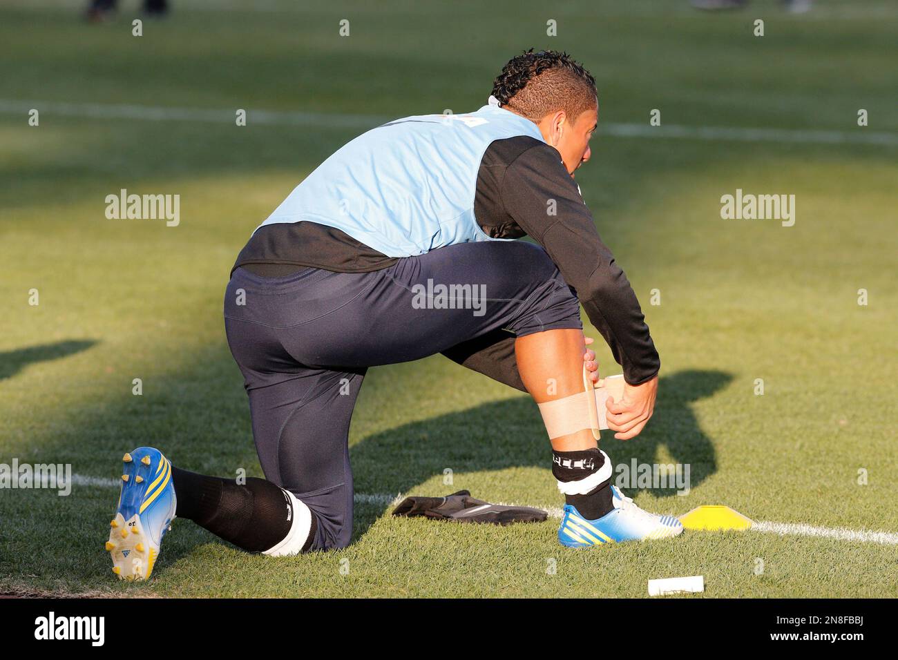 Corinthians' Paolo Guerrero wraps his leg with athletic tape during the ...