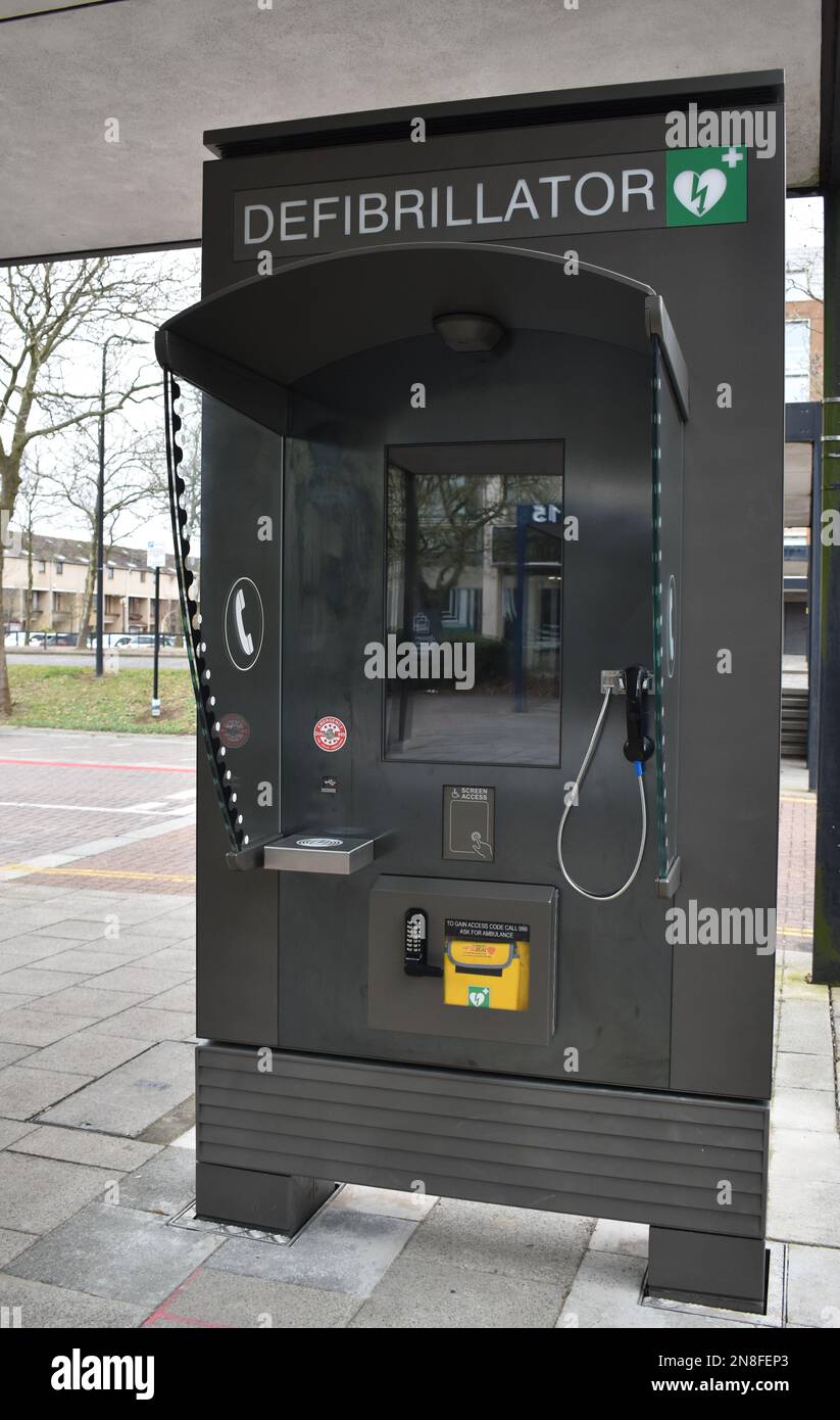 Public use defibrillator hi-res stock photography and images - Alamy