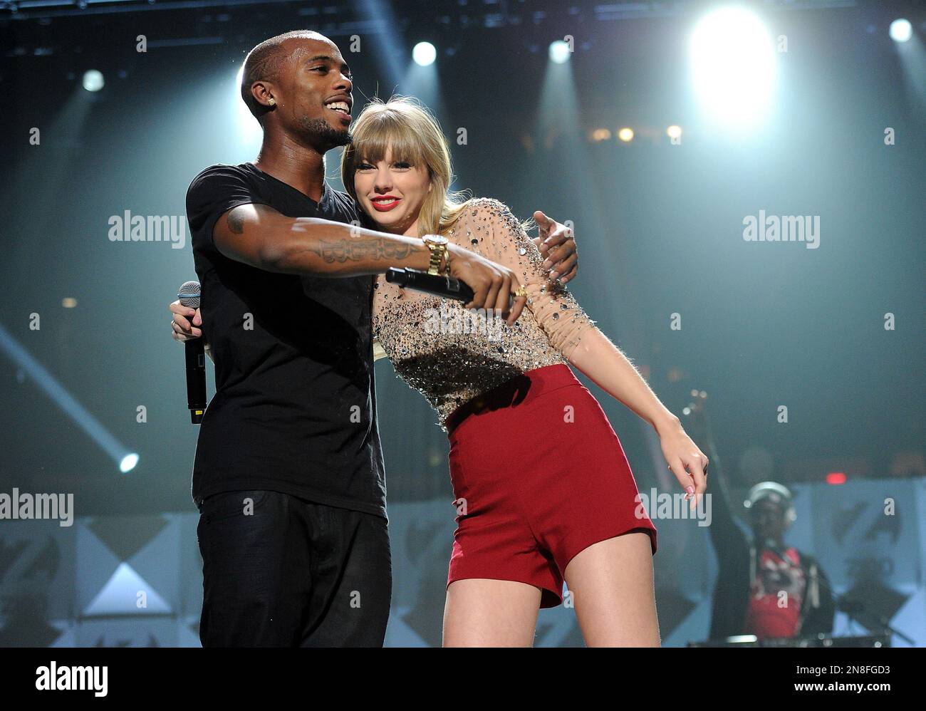 B.o.B and Taylor Swift perform together at Z100's Jingle Ball 2012 ...