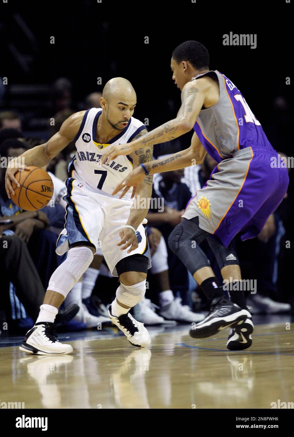Memphis Grizzlies guard Jerryd Bayless (7) tries to move the ball as ...