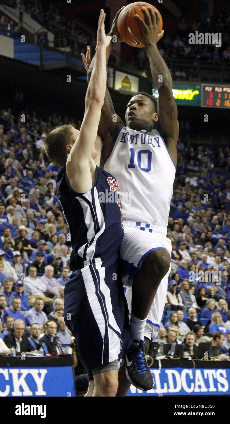 Kentucky's Archie Goodwin, right, shoots next to Samford's Connor ...
