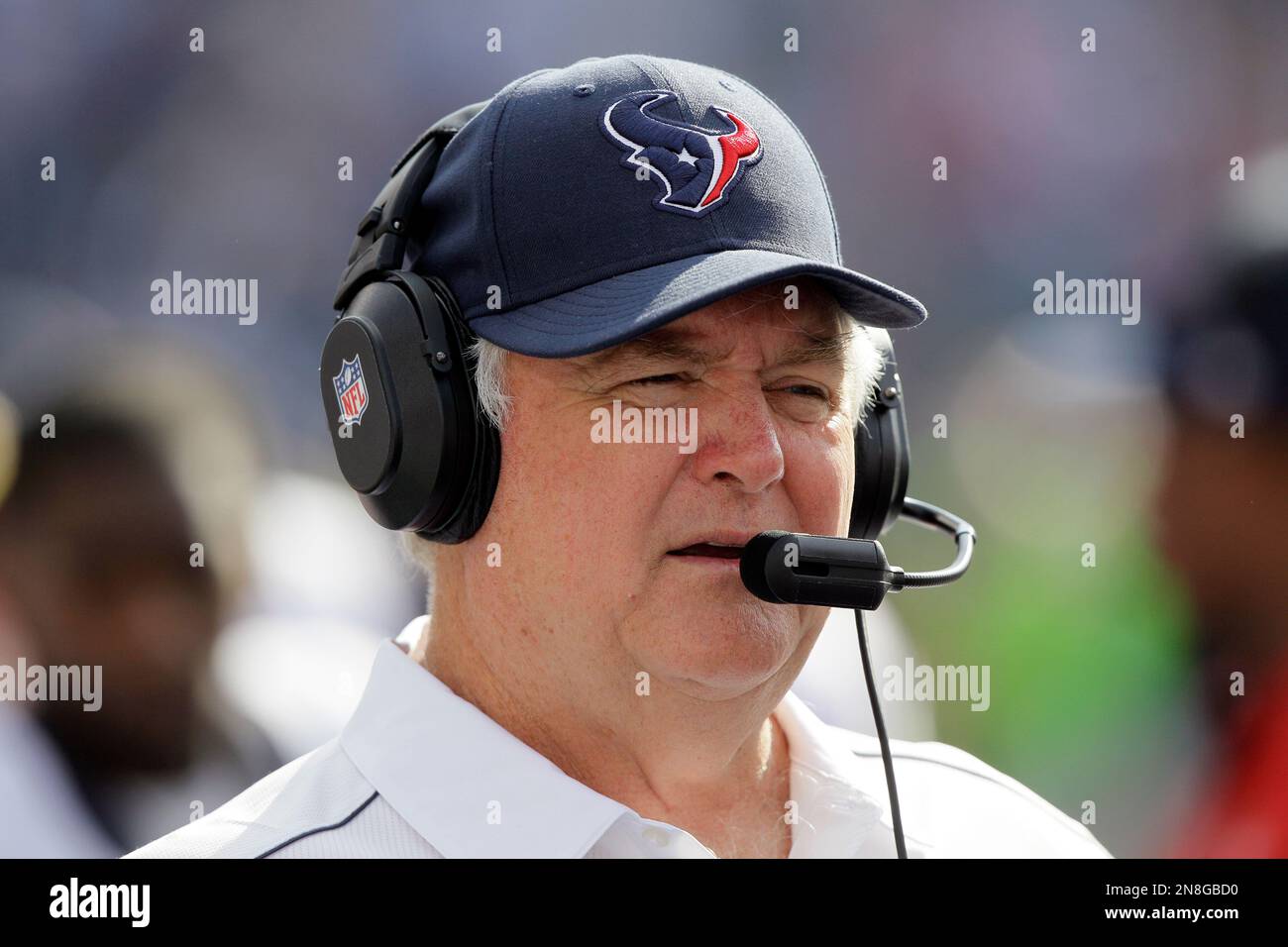 Tennessee Titans defensive coordinator Wade Phillips watches the action ...