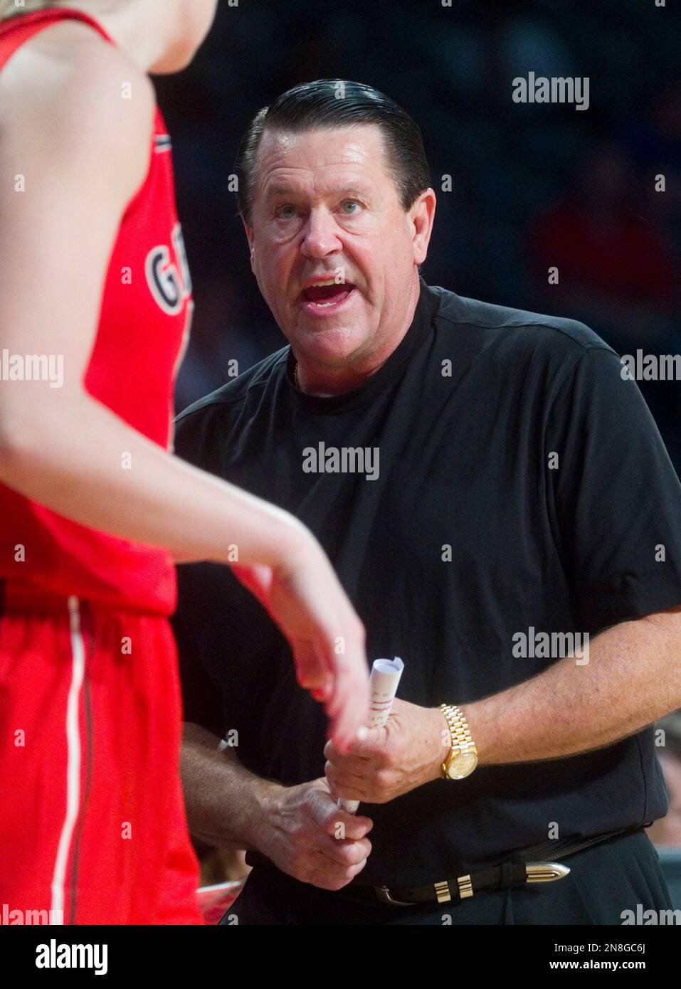 Georgia head coach Andy Landers talks to a player during the first half ...