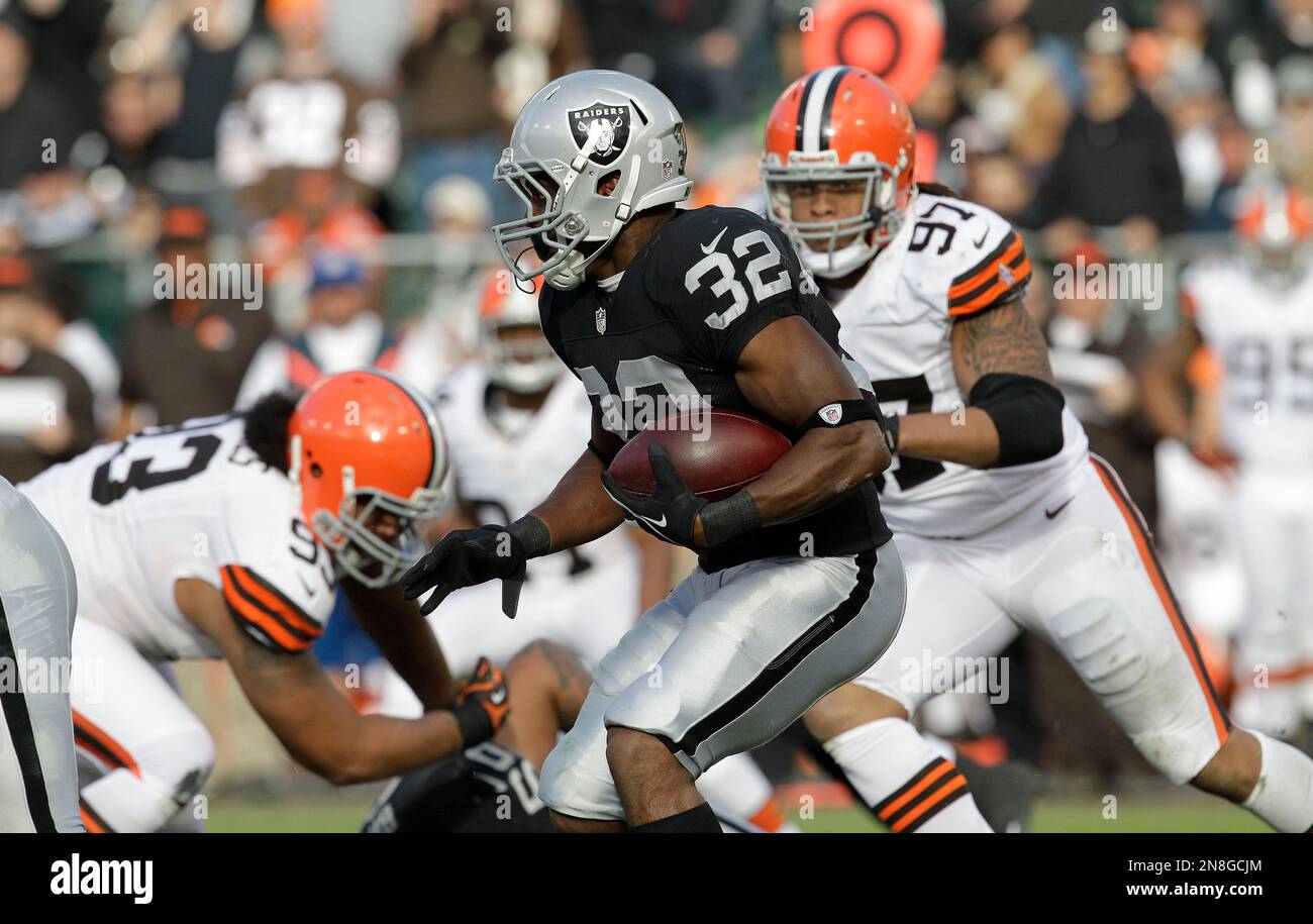 Oakland Raiders fullback Jeremy Stewart (32) runs against the Cleveland ...