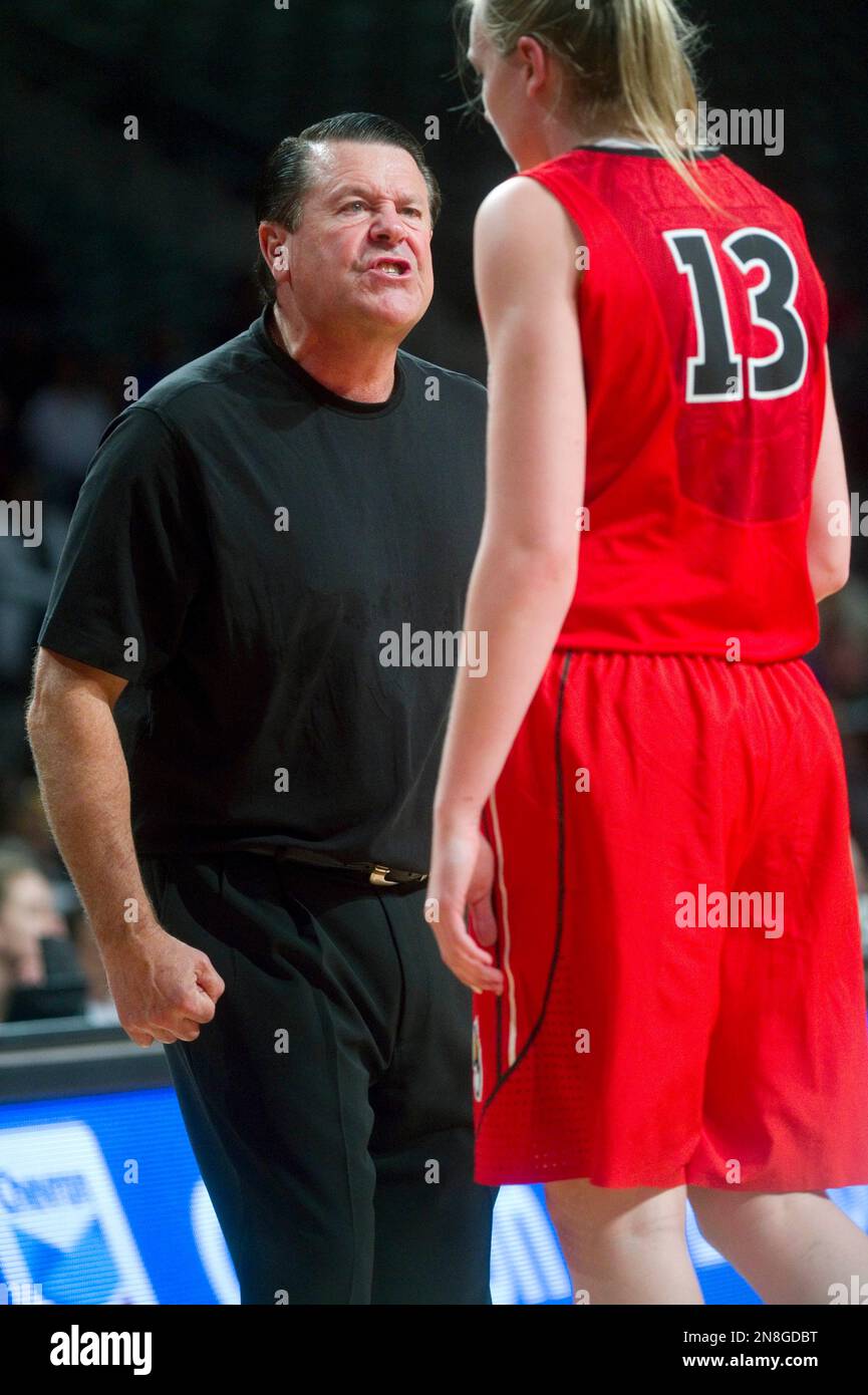 Georgia head coach Andy Landers talks to forward Merritt Hempe (13 ...