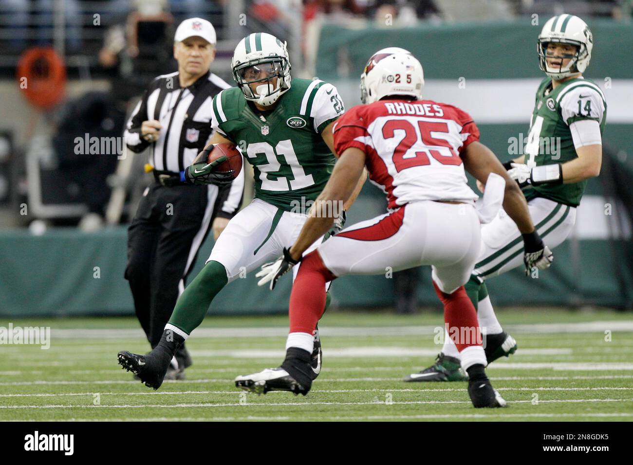 New York Jets running back Kahlil Bell (21) runs with the ball as ...