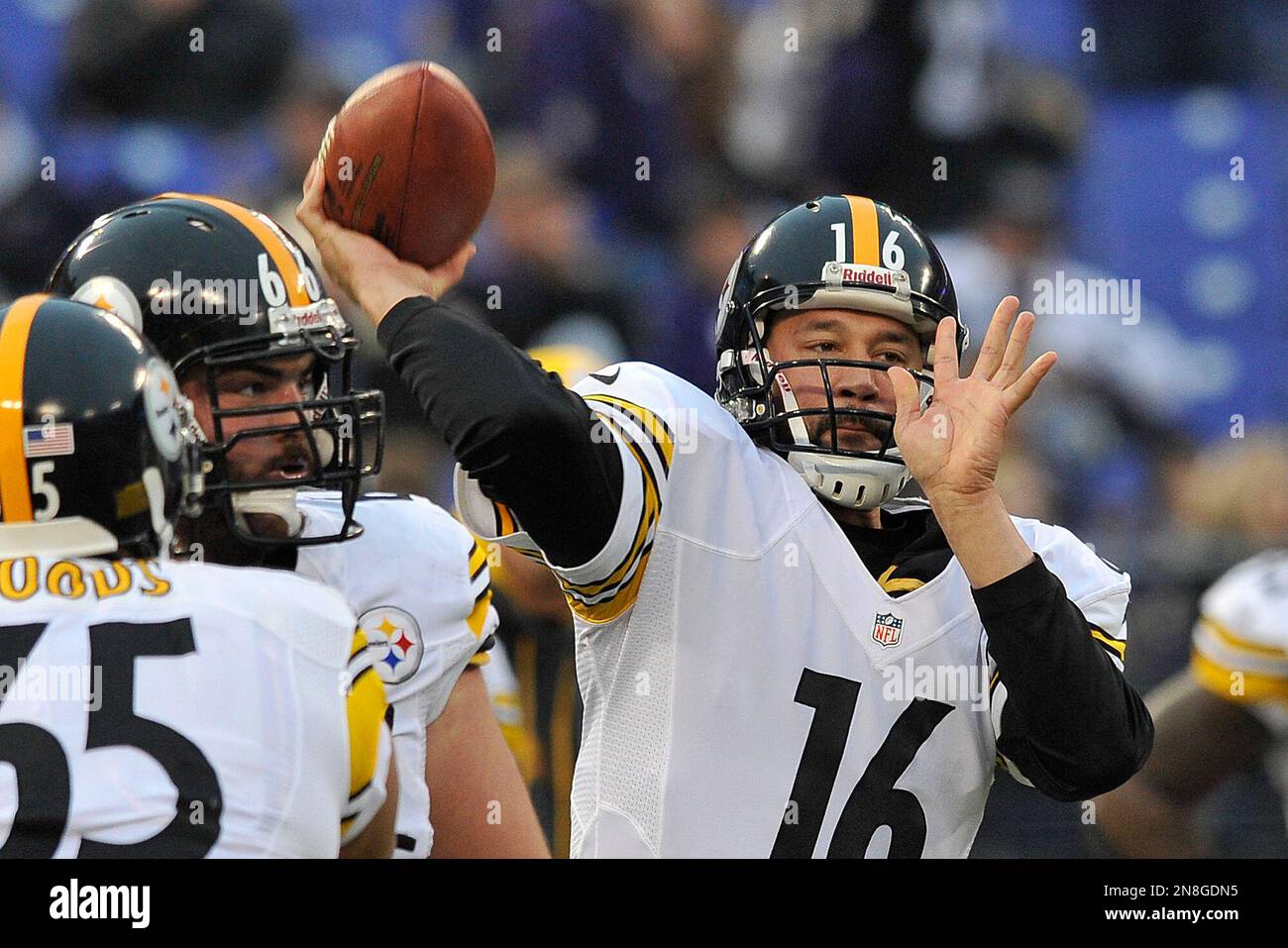 Pittsburgh Steelers quarterback Charlie Batch warms up before an NFL ...