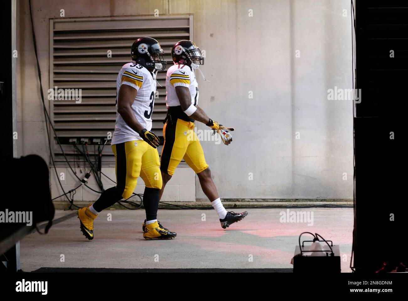 Pittsburgh Steelers running back Isaac Redman and wide receiver Mike ...