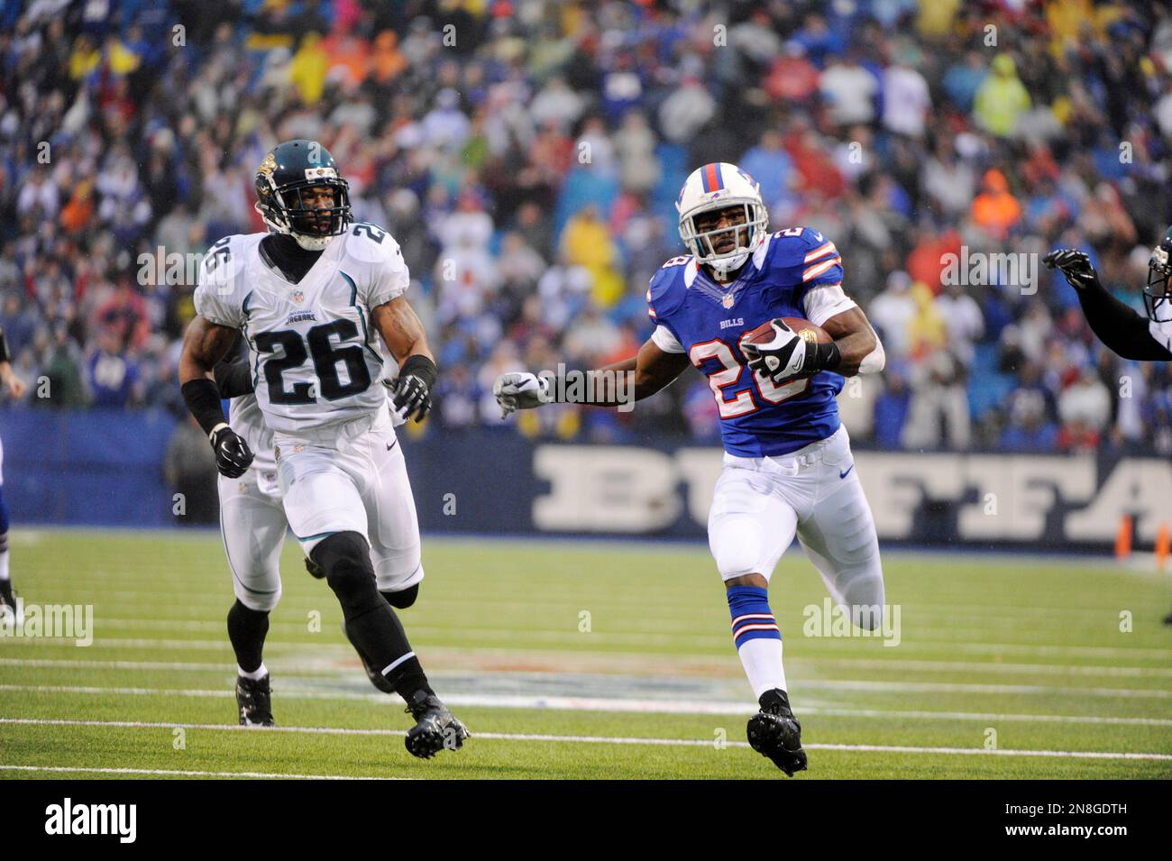 Buffalo Bills running back C.J. Spiller (28) runs past Jacksonville ...