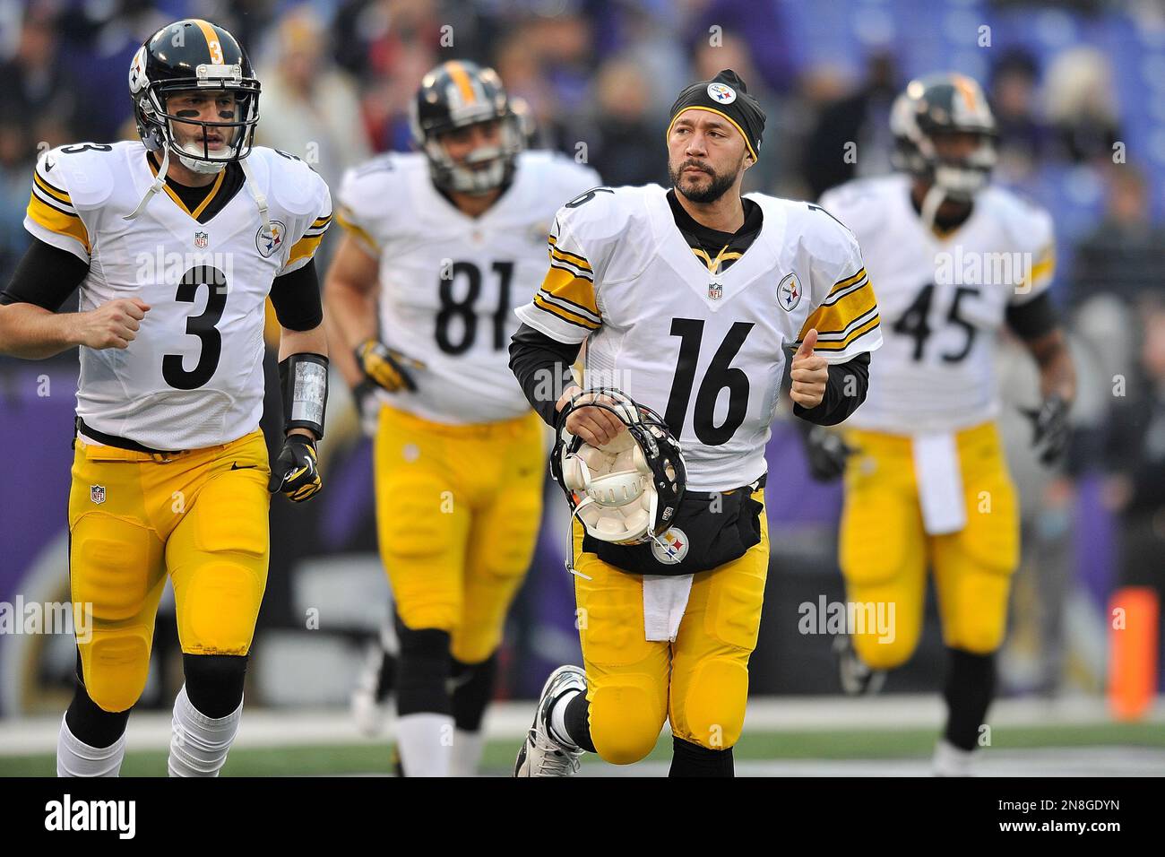 Pittsburgh Steelers quarterback Charlie Batch runs onto the field ...