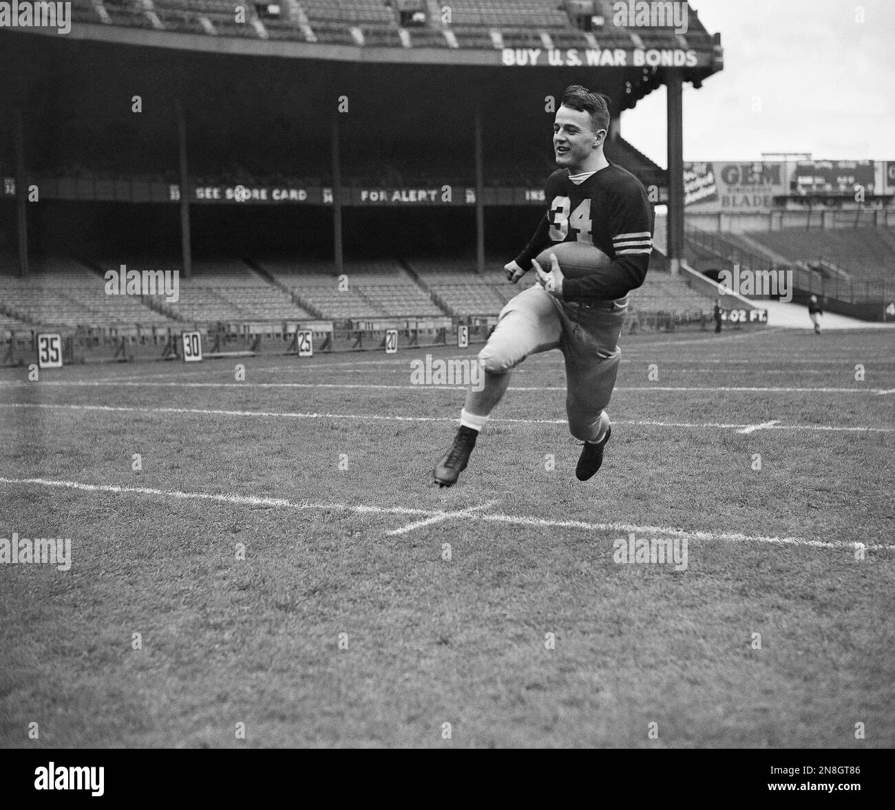 Glenn Davis Army back from Los Angeles, California, shown in Nov. 28 ...