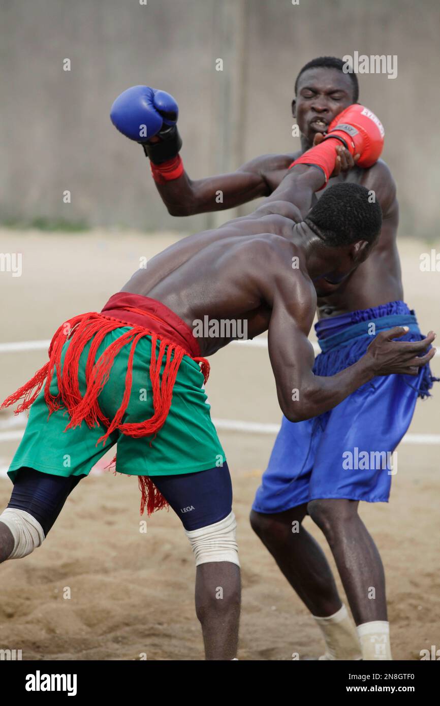 Dogo Skido of Lagos state, right, fights with Jirgi Bahago of Kano ...