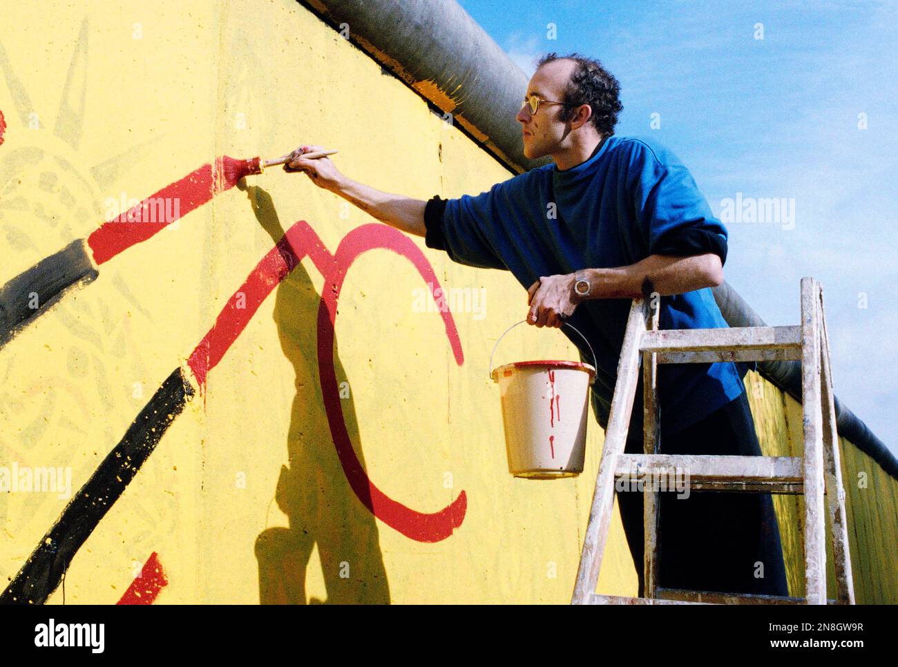 New York artist Keith Haring decorates the Berlin Wall with 100 meters ...