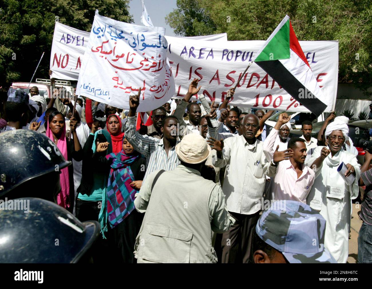 Hundreds of Sudanese from the Meseria tribe rally in Khartoum, Sudan ...