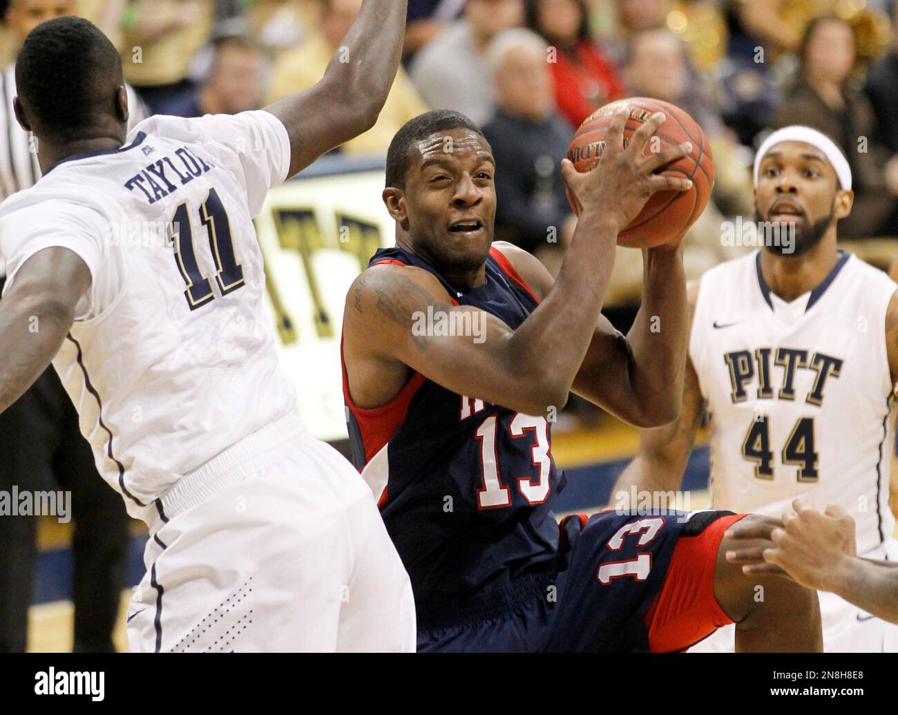 Howard's Mike Phillips (13) drives between Pittsburgh's Dante Taylor ...