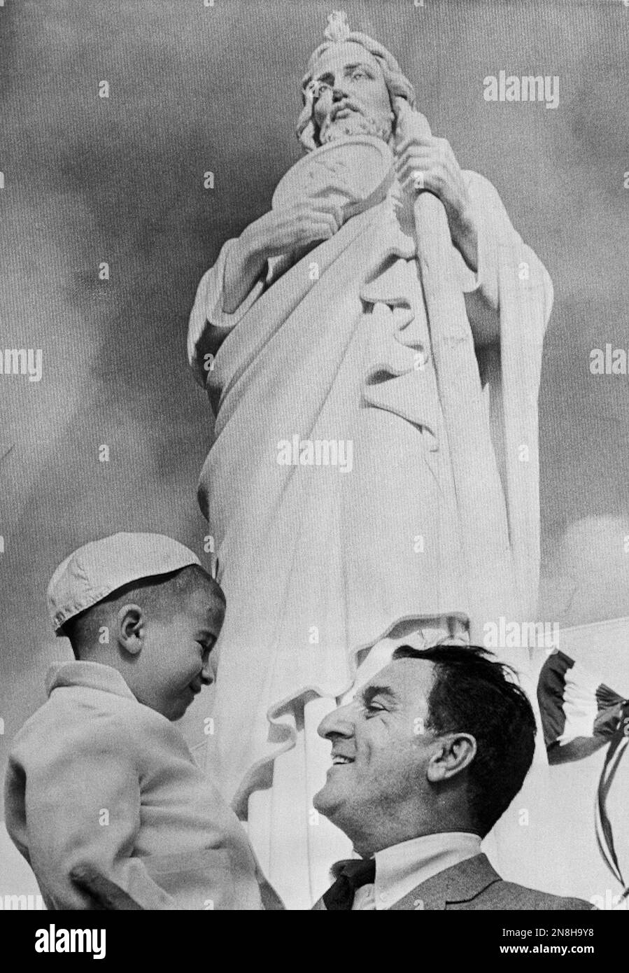 Comedian Danny Thomas happily greeted an unidentified fan after ...