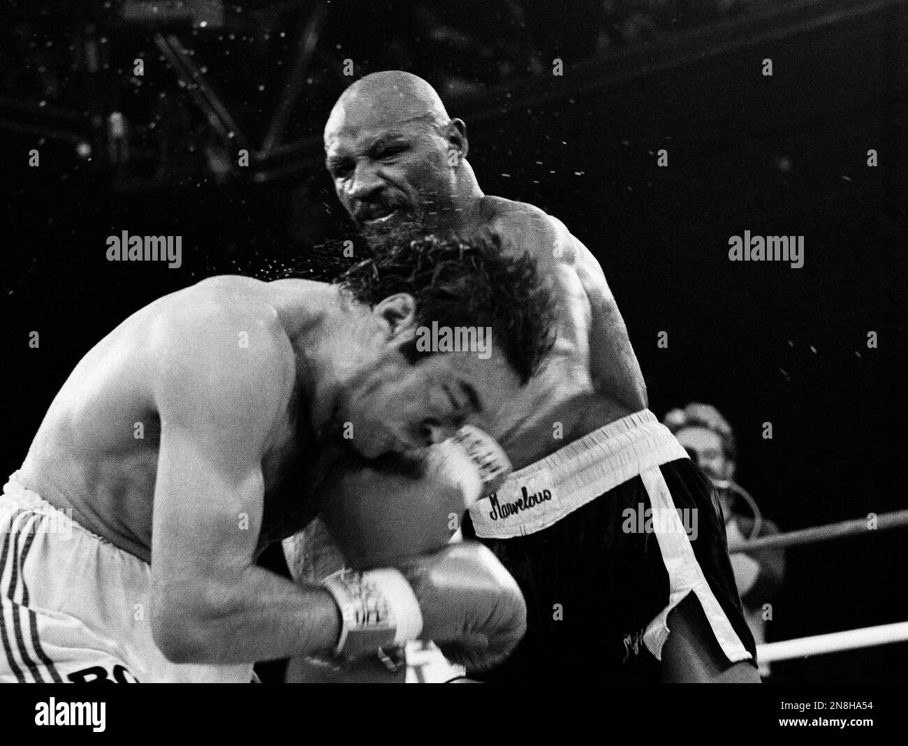 Marvin Hagler lands a left to the head of Juan Domingo Roldan of ...