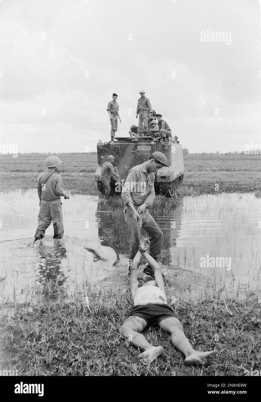 ** EDS NOTE: GRAPHIC CONTENT ** Vietnamese soldiers connect a Communist ...