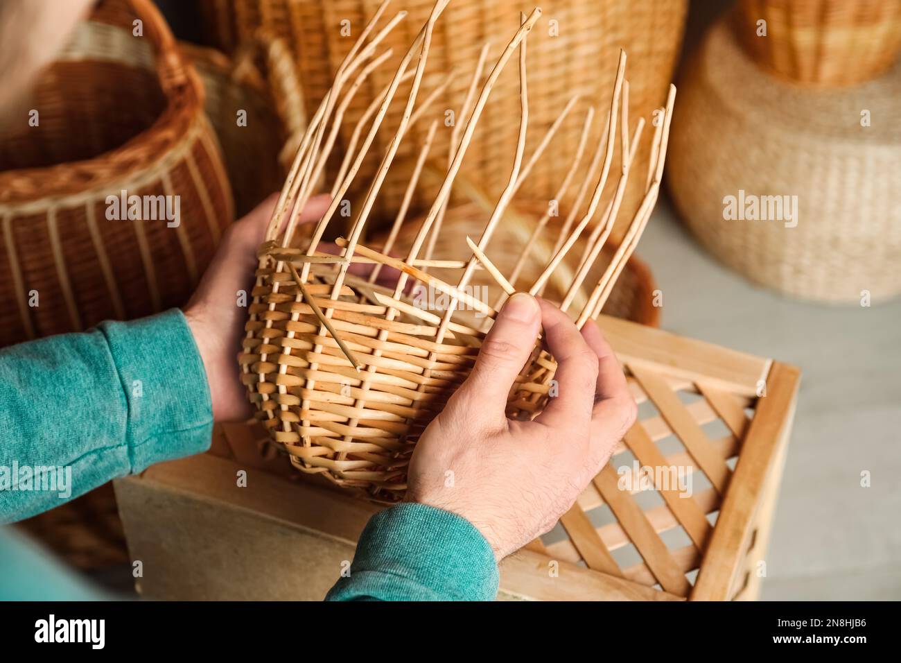 Artisan making wicker basket hi-res stock photography and images - Alamy