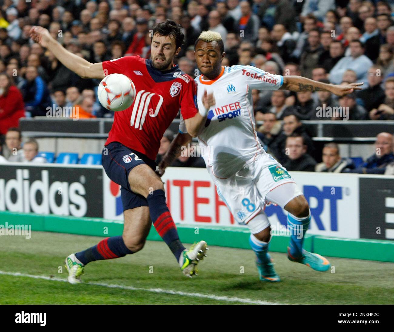 Marseille's Ghanaian forward Jordan J.Ayew, right, challenges for the ...