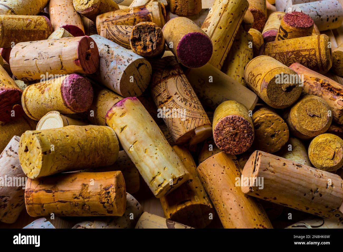 Pile Of Wine Corks Stock Photo - Alamy