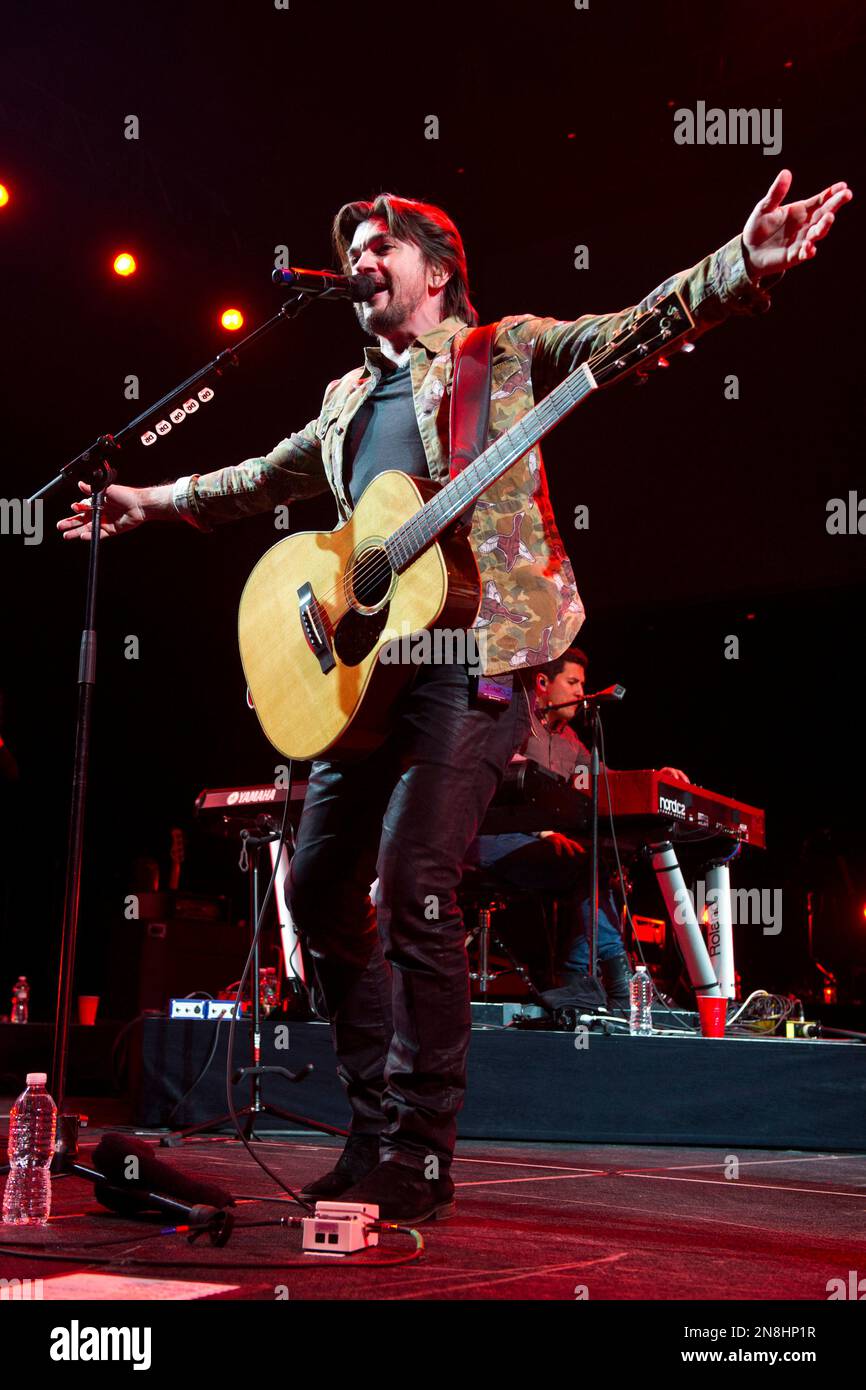 Juanes performs in concert on Saturday, Nov. 24, 2012 in New York ...