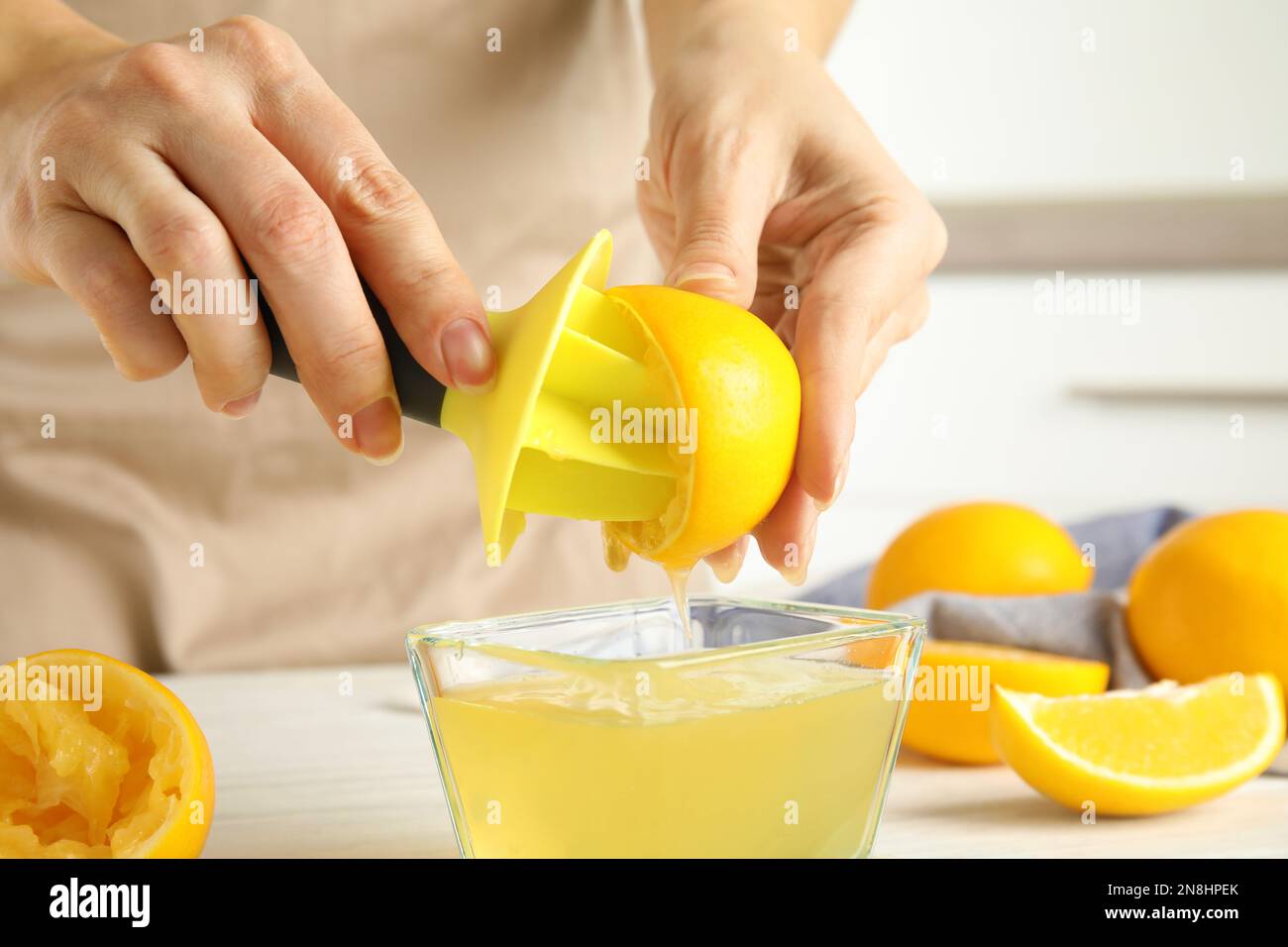 Squeezing lemons lemonade hi-res stock photography and images - Alamy