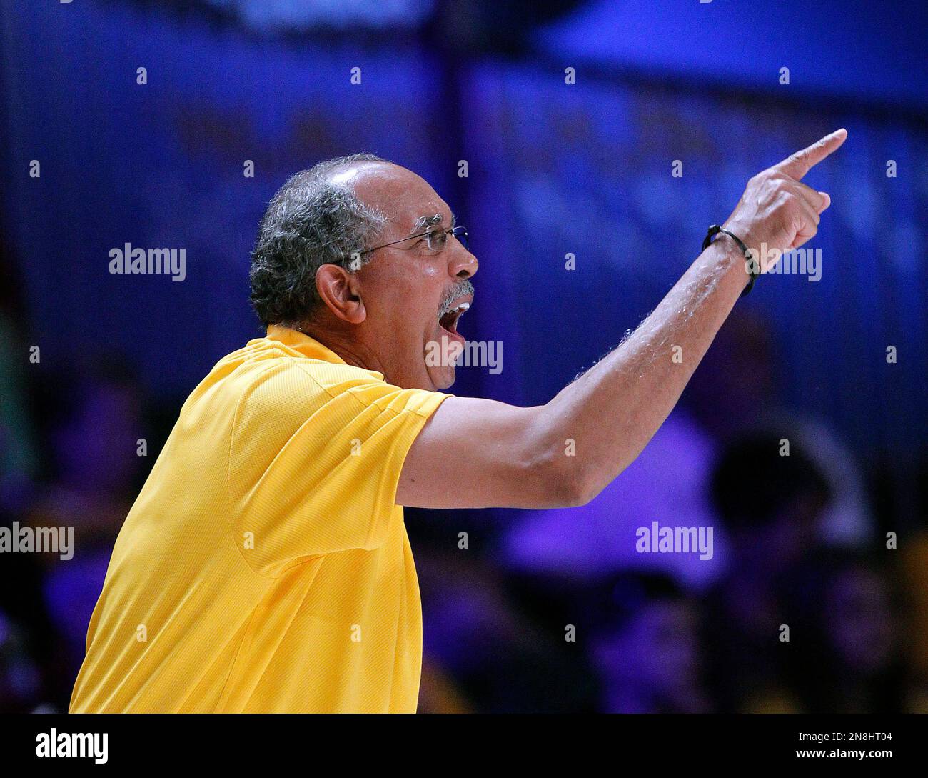 Minnesota head coach Tubby Smith yells at an official in the first half ...