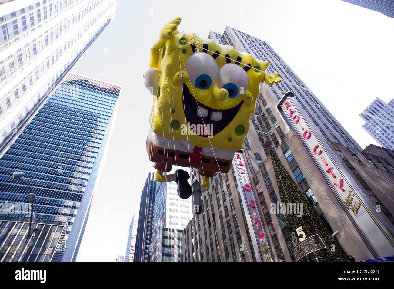 The Spongebob Squarepants balloon floats in the Macy's Thanksgiving Day ...
