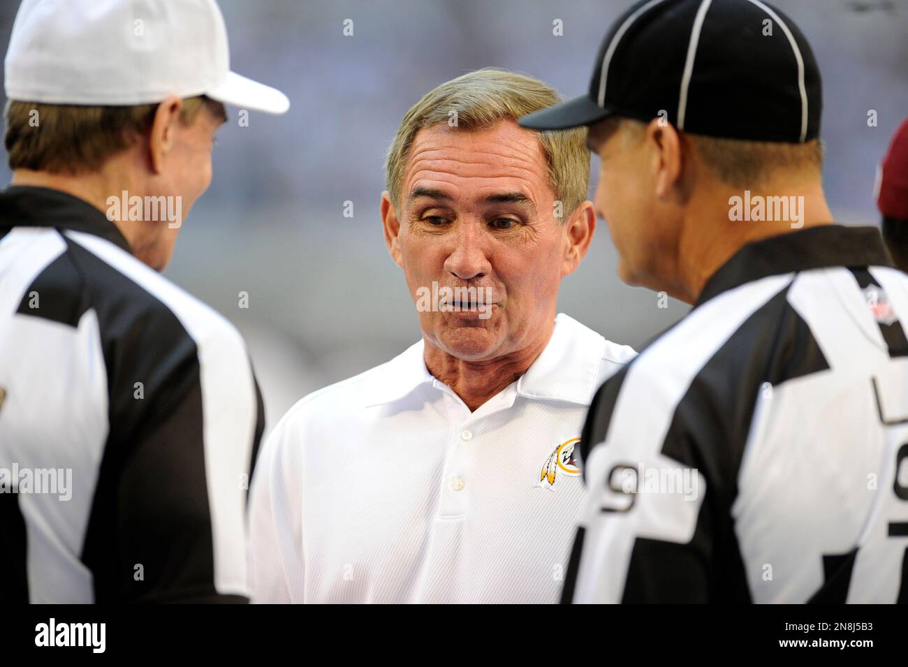 Washington Redskins head coach Mike Shanahan, center, talks with ...