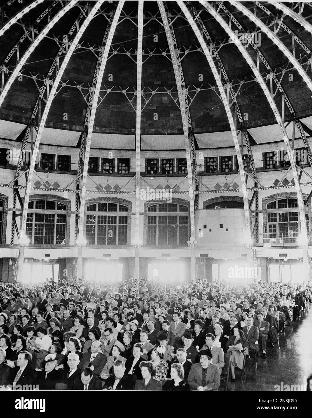 Crowd jams high-ceiling assembly hall at the University of Illinois ...